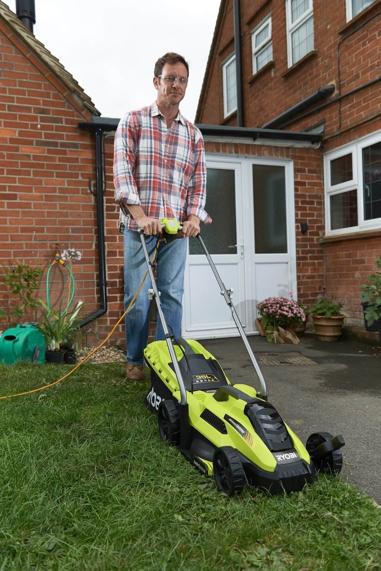 NOVÁ SEKAČKA NA TRÁVU RYOBI® O VÝKONU 1300 W S ŠÍŘKOU ZÁBĚRU 33 CM